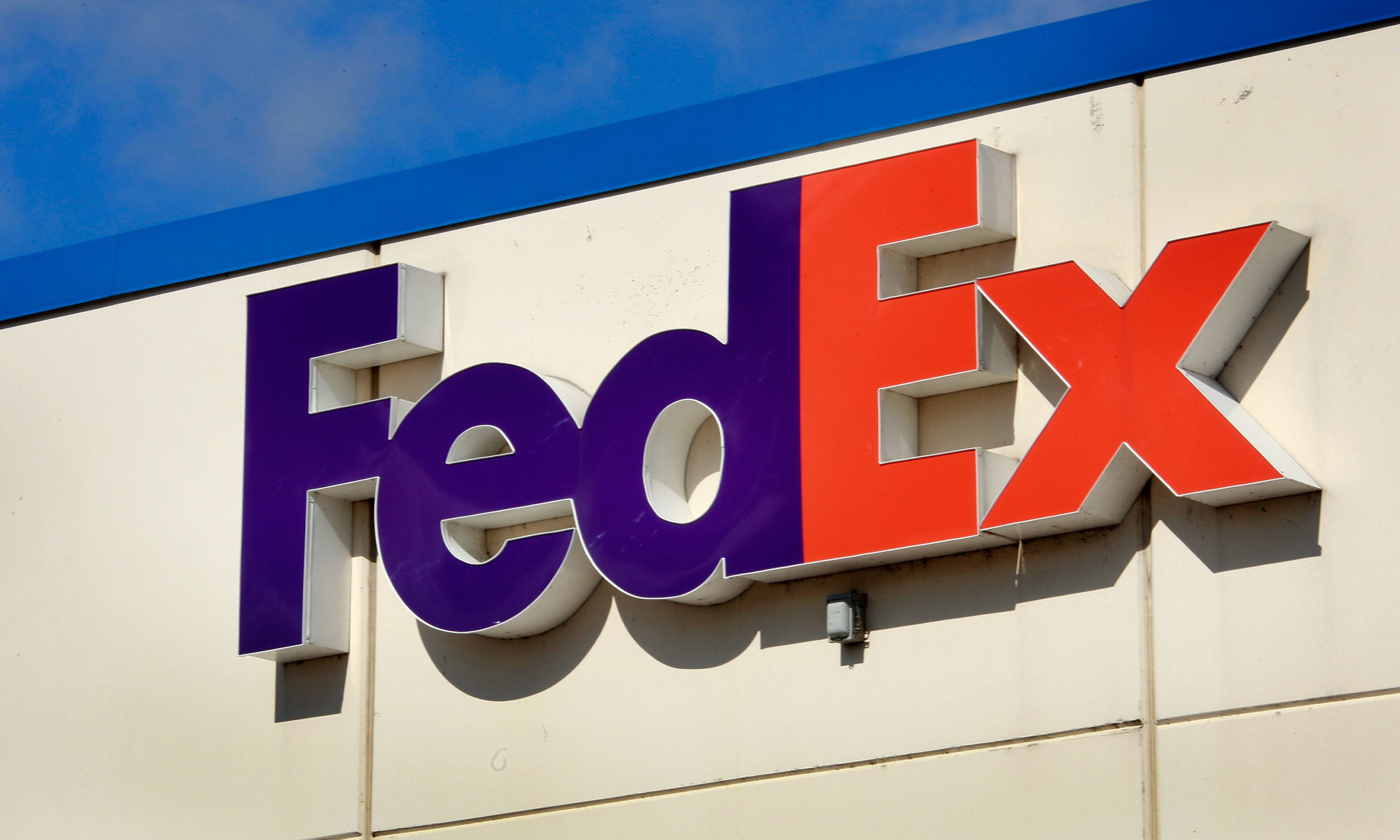 Hackers hit 10,000 mailboxes in phishing attacks on FedEx and DHL ...
